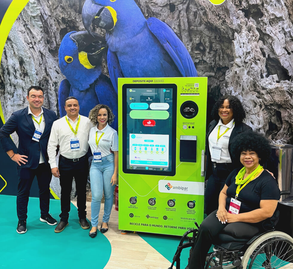 Retorna Machine presente no evento Fispal Tecnologia - Ambipar Triciclo